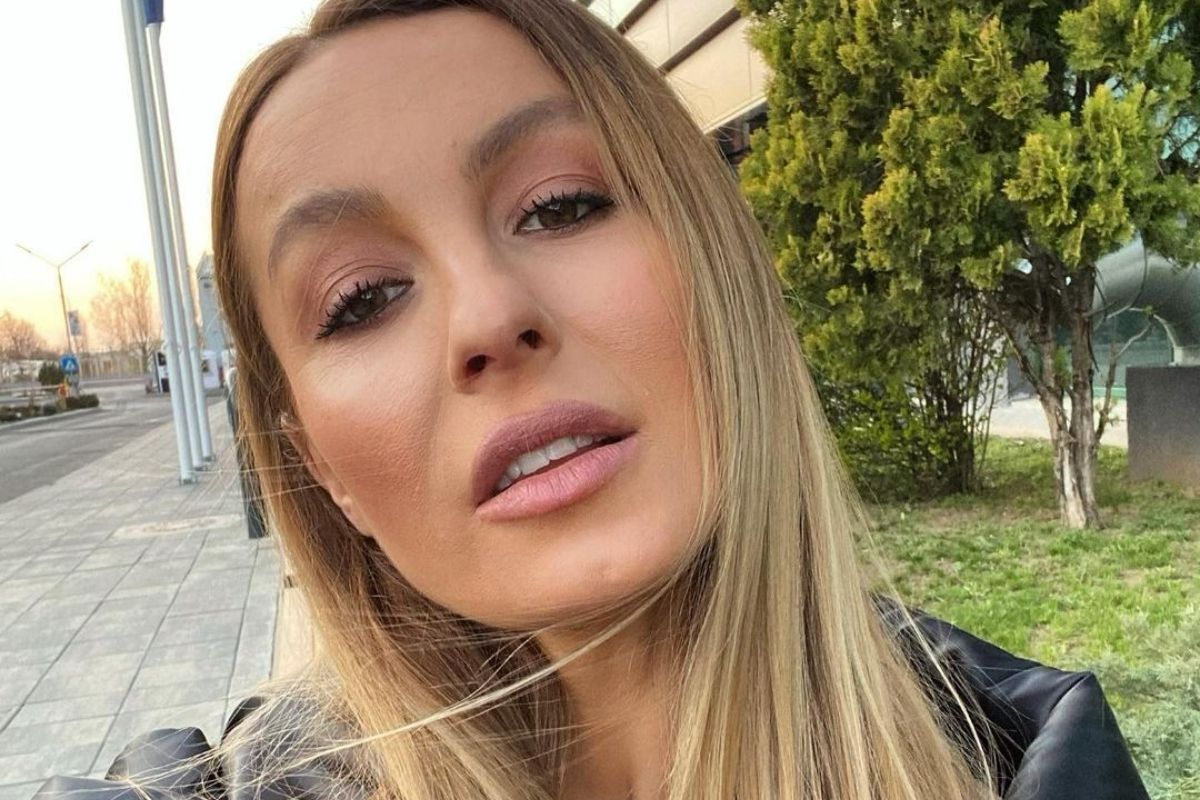 Flavia Mihășan a apelat la medicul estetician pentru a-și tăia ...