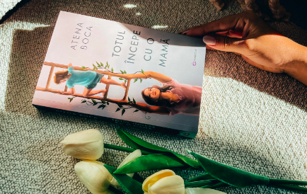 Atena Boca a lansat „Totul începe cu o mamă”, o carte-adevăr despre lumea nevăzută a mamelor