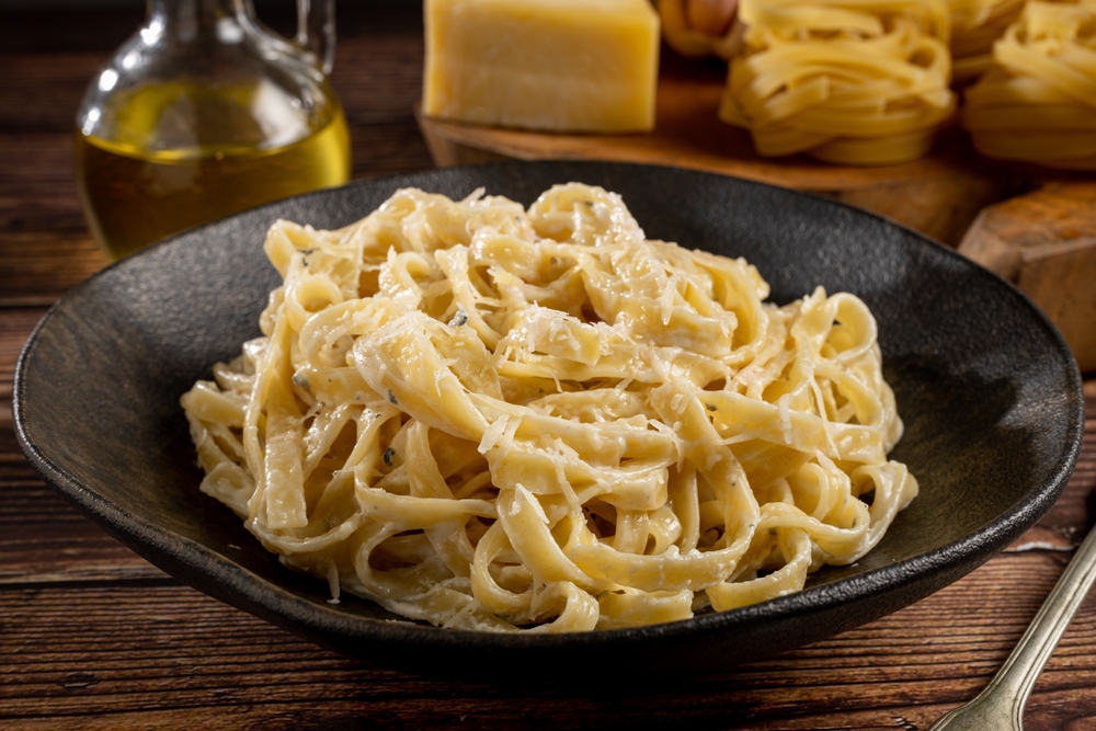 Paste alfredo - Rețetă autentică și variații delicioase