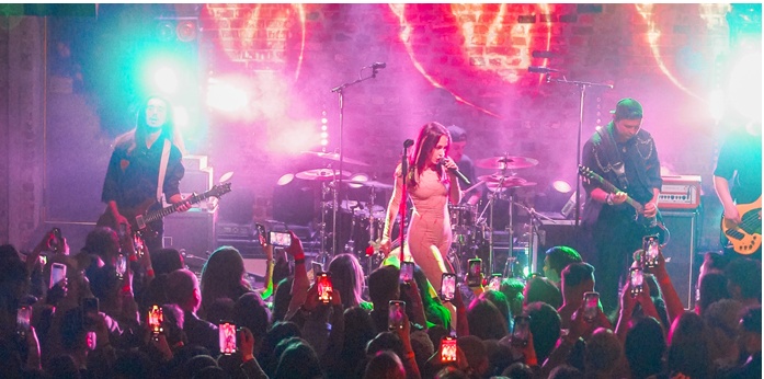 Holy Molly a făcut show la Expirat! Un concert sincer, intens și plin ...